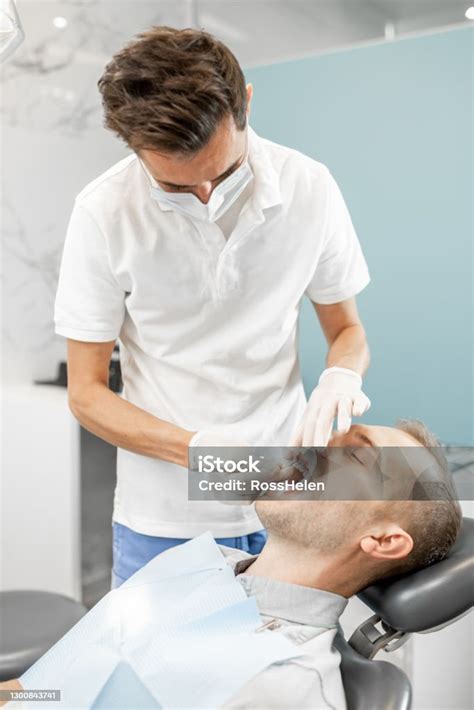 정기적인 치열 교정 방문 중 치과 보조기를 가진 환자 2명에 대한 스톡 사진 및 기타 이미지 2명 건강 진단 건강관리와