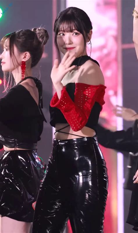 프로미스나인 지헌 라텍스바지를 입으니 엉덩이가 멋져보인다