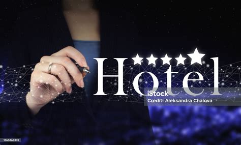 디지털 그래픽 펜을 들고 디지털 홀로그램 5 성급 을 그리는 손은 도시의 어두운 흐릿한 배경에 텍스트 호텔 서명 등급매기기에 대한 스톡 사진 및 기타 이미지 Istock