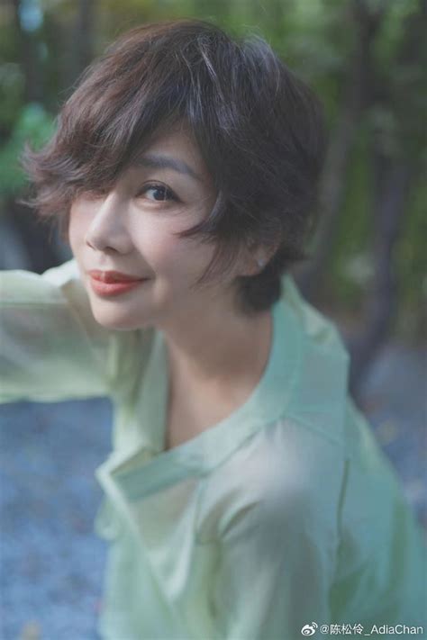 陳松伶獲老公甜賀53歲生日！張鐸送大束玫瑰冧妻 夫妻合照看不出年齡差 星島日報