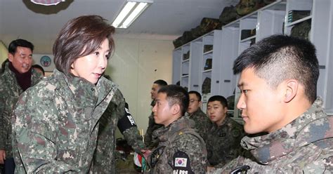 12사단 수색중대 생활관 방문한 나경원 원내대표