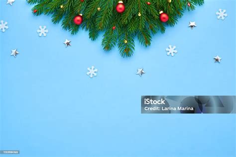 크리스마스 카드입니다 빨간 볼과 흰 눈송이로 장식 된 삼각형으로 접힌 크리스마스 트리의 가지 파란 축제 배경에 밝은 별 텍스트 및 디자인 배경 12월에 대한 스톡 사진 및