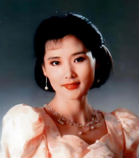 她是“越剧第一美人”，出道40年0绯闻，60岁封影后，不愧老戏骨