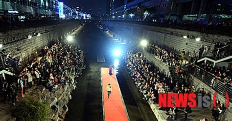 런웨이 걷는 모델들