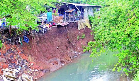 Sus vidas están en peligro El río amenaza con llevarse sus casas en