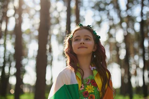 성 패트릭의 날 축제 야외에서 아일랜드의 국기로 덮인 사랑스러운 빨간 머리 소녀 St Patricks Day에 대한 스톡