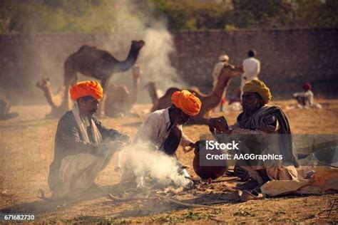 3 인도 Rajasthani 시골 남자 Pushkar 낙 타 박람회에서 그들의 그룹에 대 한 음식 만들기에 참여 3 명에 대한