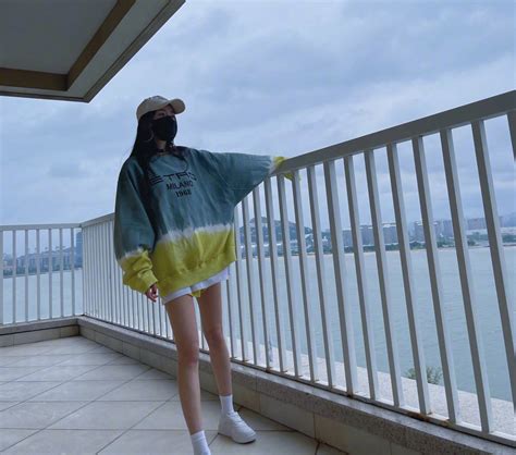 杨幂穿撞色卫衣玩下半身消失 秀纤细美腿超吸睛 搜狐大视野 搜狐新闻