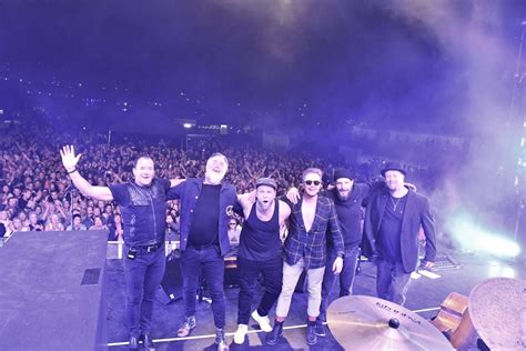 Staut Musikk Enkeltrom Og Lydisolerte Headset Har Holdt Staut Sammen