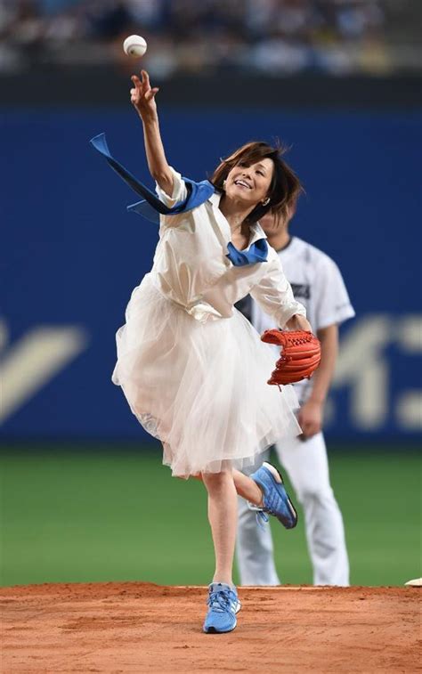 米倉涼子が始球式 練習では届いていたのに 読んで見フォト 産経フォト