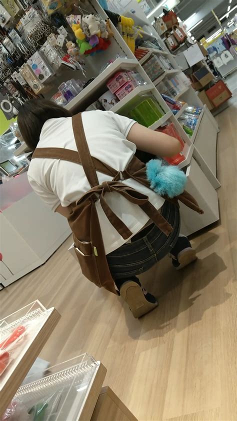 100円ショップseriaの女店員がしゃがんだ瞬間を狙った腰パンチラ盗撮 みんくちゃんねる
