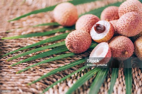 등나무 배경에 야자수 잎 열매 공간을 복사합니다 이국적인 열매 가이 과일 열대 음식 개념입니다 개념에 대한 스톡 사진 및 기타