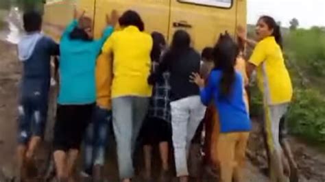 दुरावस्था झालेल्या रस्त्याची चाळण चिखलात फसलेल्या बसला विद्यार्थ्यांचा
