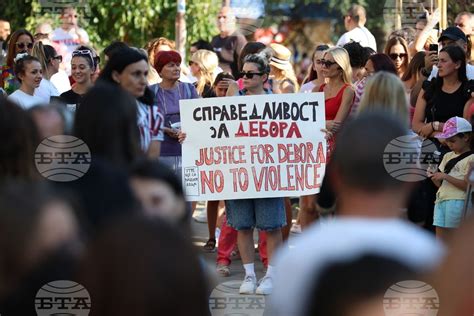 Множество хора се събраха днес пред Съдебната палата в Благоевград в
