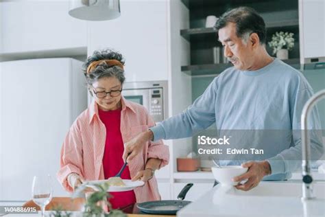 주말 아침에 주방 카운터에서 아침 식사를 준비하는 아시아 중국 노인 부부 2명에 대한 스톡 사진 및 기타 이미지 2명 가정