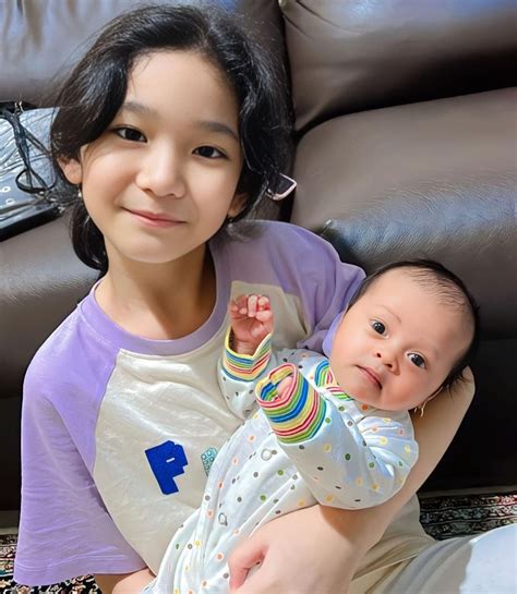 5 Potret Bilqis Anak Ayu Ting Ting Gendong Keponakan, Cocok Jadi Kakak