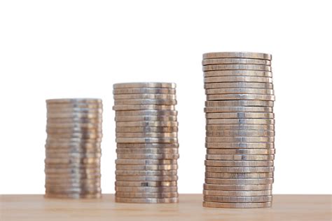 클리핑 경로와 흰색 배경에 돈 동전의 스태킹에 대한 비즈니스 및 금융 배경 저축 및 계정 금융 은행 비즈니스 개념 아이디어 투자 자금 및 이자 0명에 대한 스톡 사진 및