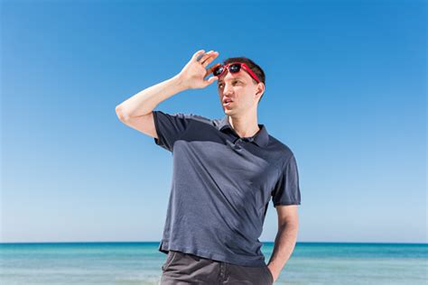 바다 플로리다 팬핸들에서 빨간 선글라스와 함께 화창한 날 동안 해변에 잘생긴 매력적인 젊은이 Hipster 천년 심각한 얼굴