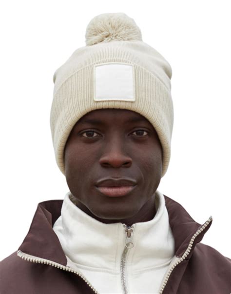 B338r Pompon Muts Met Vierkante Witte Patch Shirt Discounter