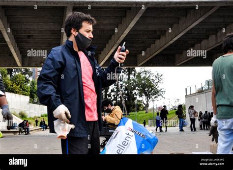 View Of The Volunteers Classifying Garbage Extracted From The Parana