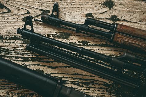 나무 배경에 전쟁의 빈티지 무기 클로즈업 군대를 위한 군사 장비 M1 개런드 소총에 대한 스톡 사진 및 기타 이미지 M1 개런드 소총 강철 군사 Istock