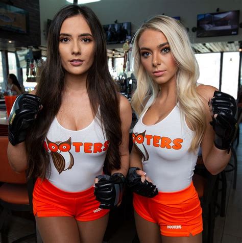 Pin En Hooters
