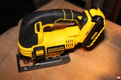 Test Avis Et Prix Scie Sauteuse Sans Fil Stanley FATMAX FMC650M2