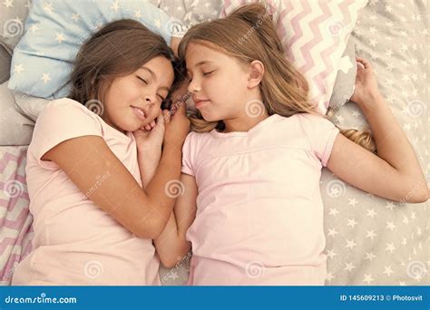 Gute Nacht Und Gesunder Schlaf Kleine M Dchen Haben Eine Gute Nacht Im
