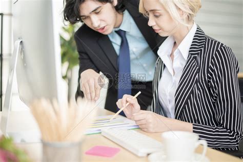男女商人是分析业数据务计划概念高清图片下载 正版图片307223497 摄图网