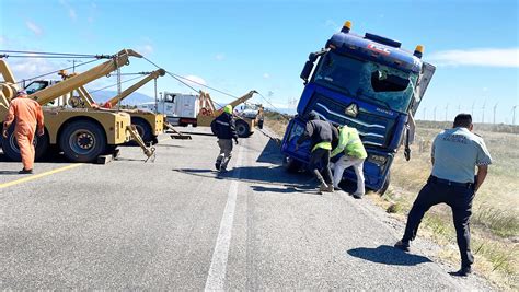Vientos tiran un tráiler torres de CFE y árboles NVI Istmo