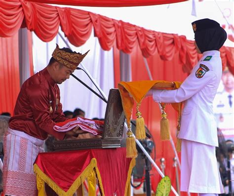 Upacara Penurunan Bendera HUT Ke 79 RI Pj Wali Kota Pekanbaru Kenakan