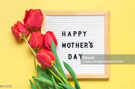 텍스트가 있는 펠트 보드 해피 어머니의 날 빨간 튤립 꽃다발에 노란색 백라운드 인사말 카드 플랫 레이 탑 뷰 5월에 대한 스톡 사진 및 기타 이미지 Istock