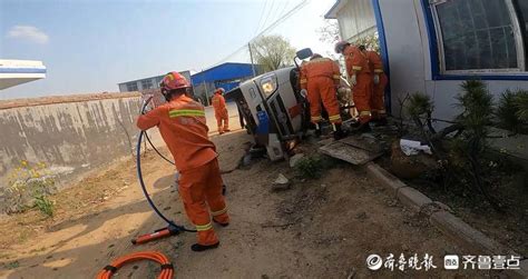 小货车单方事故致一人被困，泰安消防紧急救援车辆进行人员