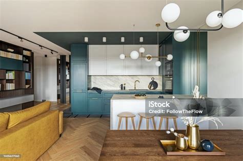 럭셔리 모던하고 빈티지 청록색 인테리어 나무 초커가있는 대리석 주방 섬 금속 트레이가있는 갈색 나무 테이블과 흰색 장식이있는 금속 금 꽃병 0명에 대한 스톡 사진 및 기타