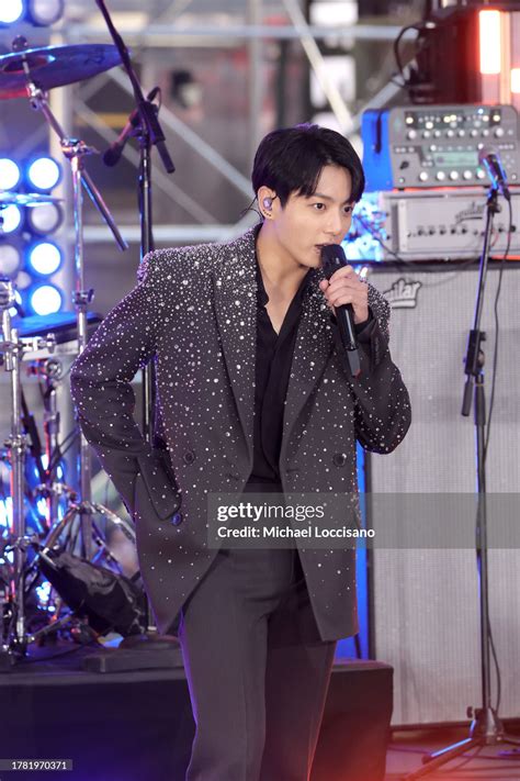 더쿠 실시간 방탄 정국 뉴욕시내 쌩라이브 무대 NBC 투데이쇼 생방송