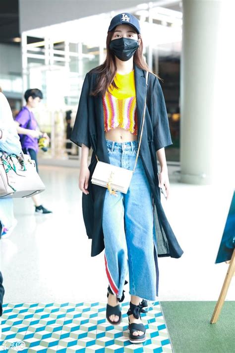 Snh48黄婷婷露脐装现身机场，口罩遮面，眼神迷人 每日头条