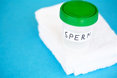 건강입니다 개념의 은행 정자를 닫습니다 불 임 정자와 은행입니다 의사의 손 보유 컨테이너에 대 한 분석 파란색 배경에 정자 분석