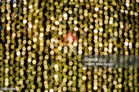 골드 글리터 보케 검은 색 배경에 황금 색의 빛나는 흐릿한 조명과 추상적 인 질감 0명에 대한 스톡 사진 및 기타 이미지 0명 검은색 공휴일 Istock