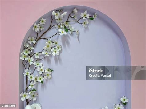 나뭇가지와 나뭇잎은 보라색 파스텔 배경에 설정된 화환 프레임으로 형성되어 복사 공간 이미지가 있는 평평한 평면도를 제공합니다 거울에 대한 스톡 사진 및 기타 이미지 Istock