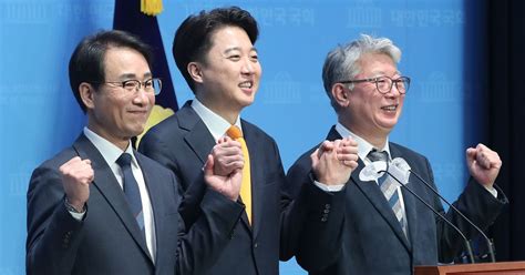 New Reform Party Co Representatives Lee Jun Seok Lee Won Wook And Cho
