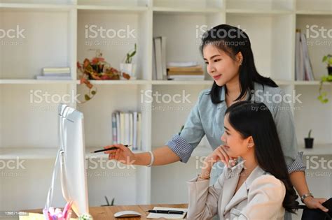 사무실에 앉아서 서서 비즈니스 및 기술 개념을위한 문서 컴퓨터 함께 일하는 행복한 아시아 사업가들의 초상화 25 29세에 대한