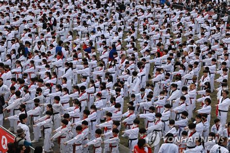태권도 품새 단체 시연 기네스 기록 도전 연합뉴스