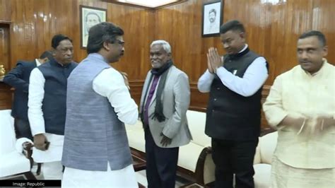 Jharkhand News झारखंड Cm पद से हेमंत सोरेन का इस्तीफा चंपई सोरेन