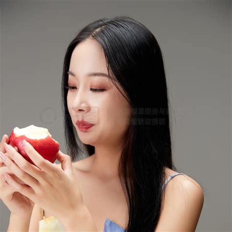 吃水果高清图片 吃水果的亚洲东方长发少女 人像图片免费下载格式3648像素编号50449252 千图网