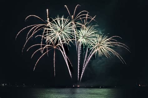 夜空の中に鮮やかに光が舞う花火 フリー（無料）写真素材 ダウンロード Blue Green