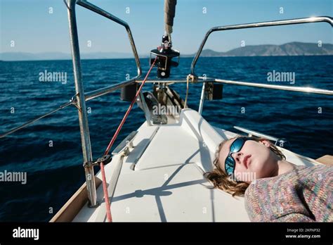 Une jeune fille se détend sur le pont avant d un yacht lors d un voyage