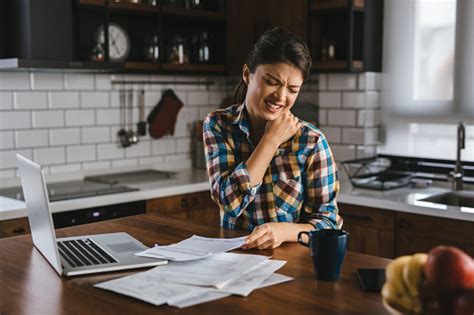 홈 오피스에서 노트북 및 문서로 작업하는 과로 한 사업가 가정 생활에 대한 스톡 사진 및 기타 이미지 가정 생활 가정 주방 가정의 방 Istock
