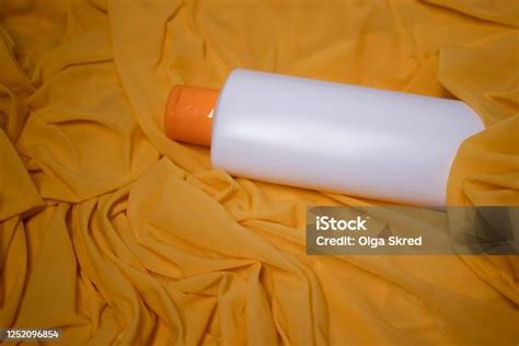 Botol Sampo Kuning Dengan Leher Kuning Dan Tanpa Label Dalam Kain