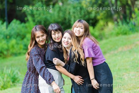 集合写真に収まる若い日本人女性たち 人物 125285991 イメージマート