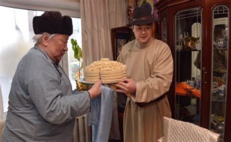 Ерөнхий сайд Ч Сайханбилэг Д Бямбасүрэн гуайнд очиж золголоо